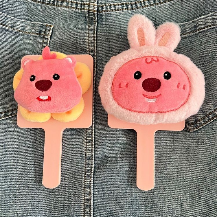 /O castor loopy dos desenhos animados segurando um espelho de maquiagem ...