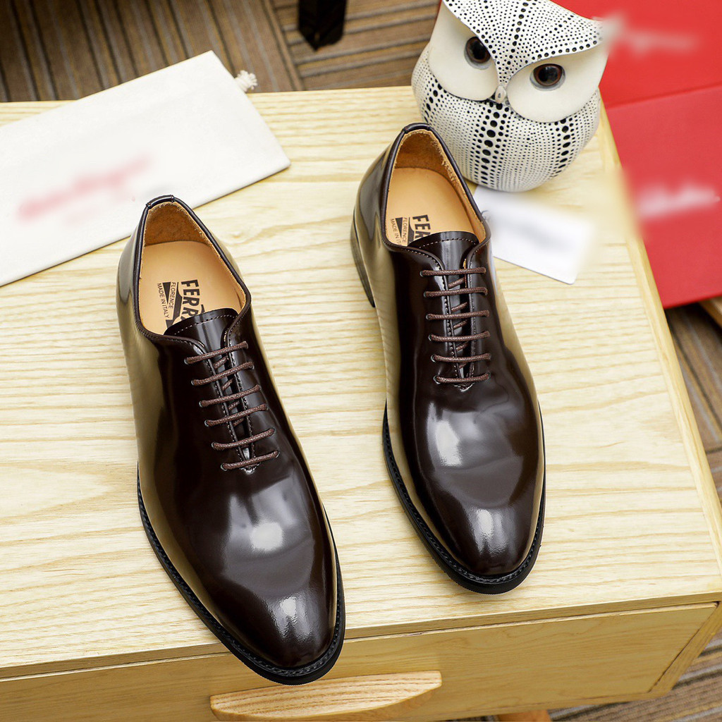 Ferragamo 2025 Sapatos formais de couro brilhante dos homens com Toe ...