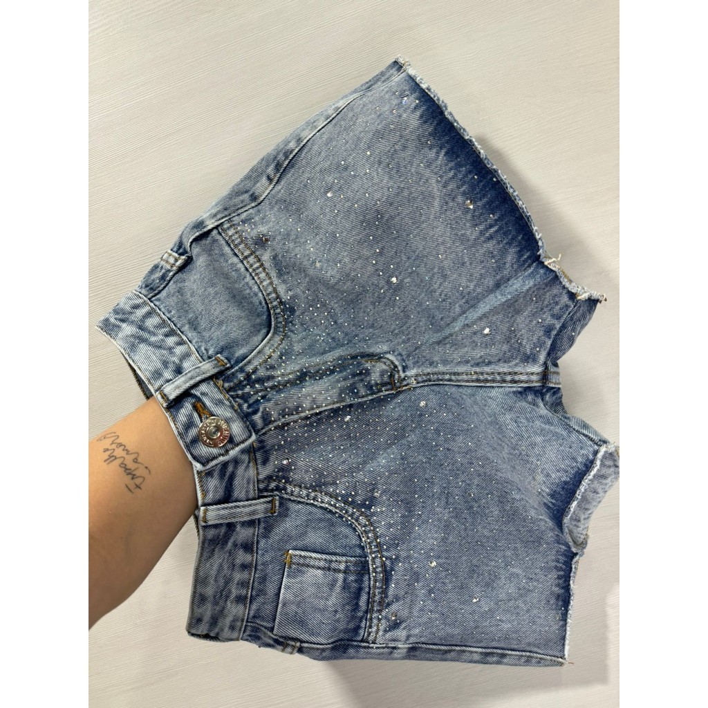 Short Jeans Com Detalhes De Strass E Barra Costurada Marmorizada ...