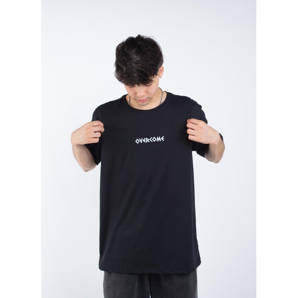 Camiseta Overcome Greek Script Preta | Shopee Brasil