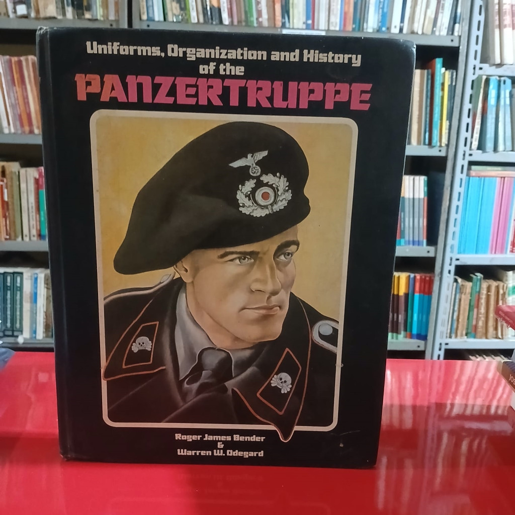 uniforms. organization and history af the panzertruppe autor roger ...