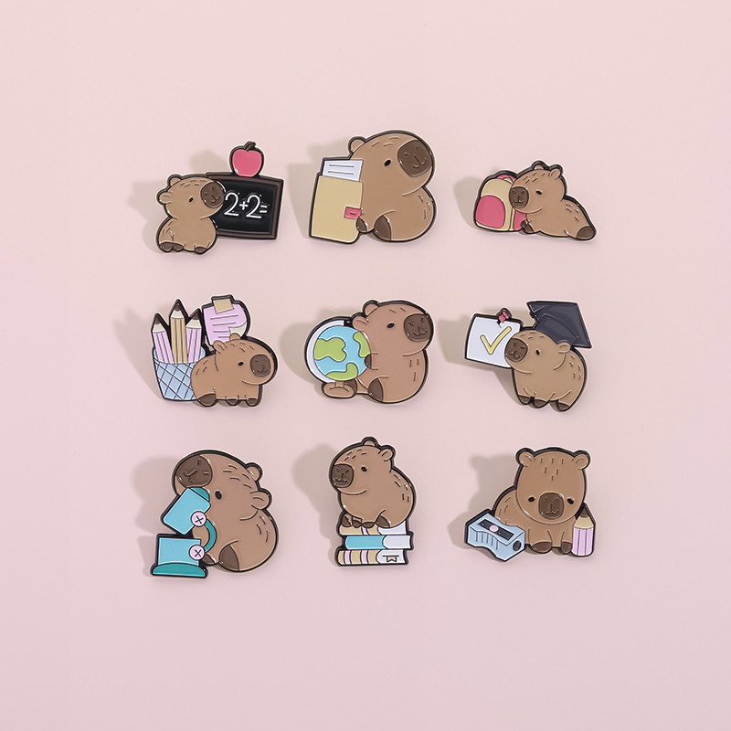 Capivara Estudando Emblema De Metal Bonito Dos Desenhos Animados Cobaia ...