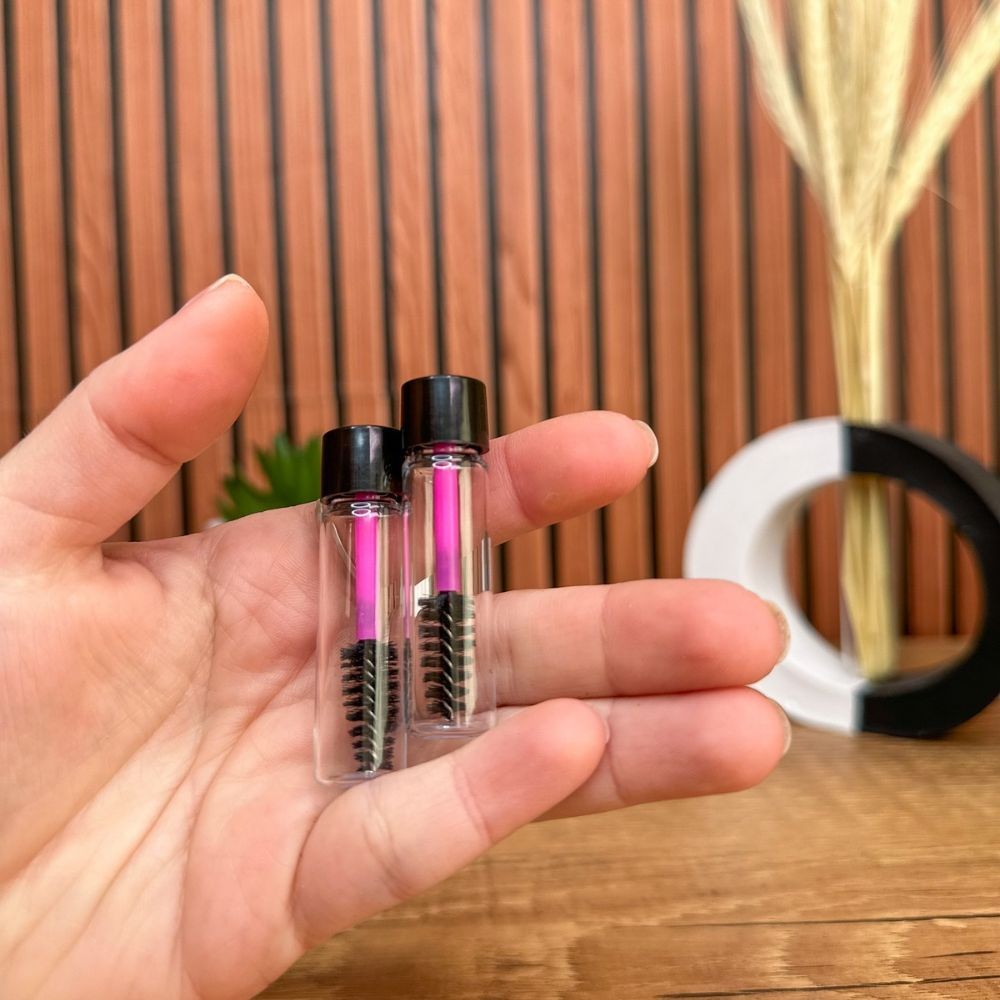 Kit 50 Mini Frasco Rímel Escovinha de Sobrancelhas Mimo Cliente de ...