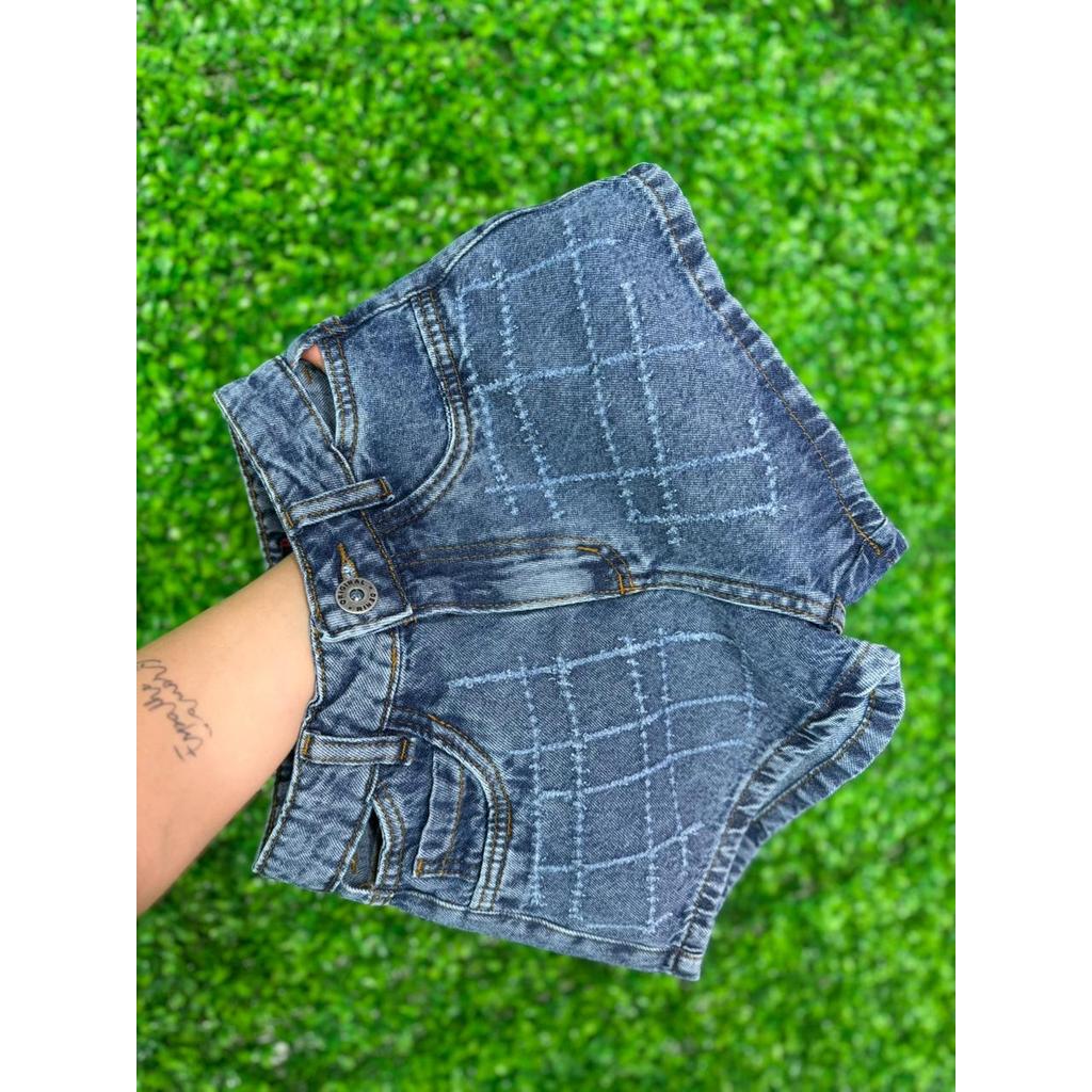 Short Jeans Feminino Com Vazado Na Cintura E Com Detalhes Na Lavagem ...