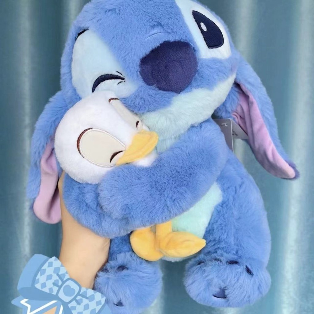 Dongdi abraçando o mesmo Pato Donald Stitch segurando o Pato Stitch ...
