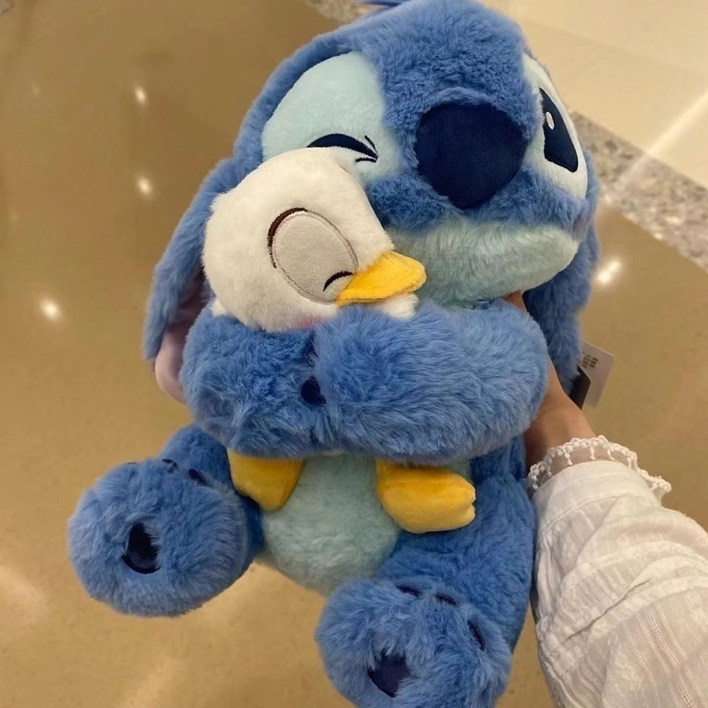 Dongdi abraçando o mesmo Pato Donald Stitch segurando o Pato Stitch ...