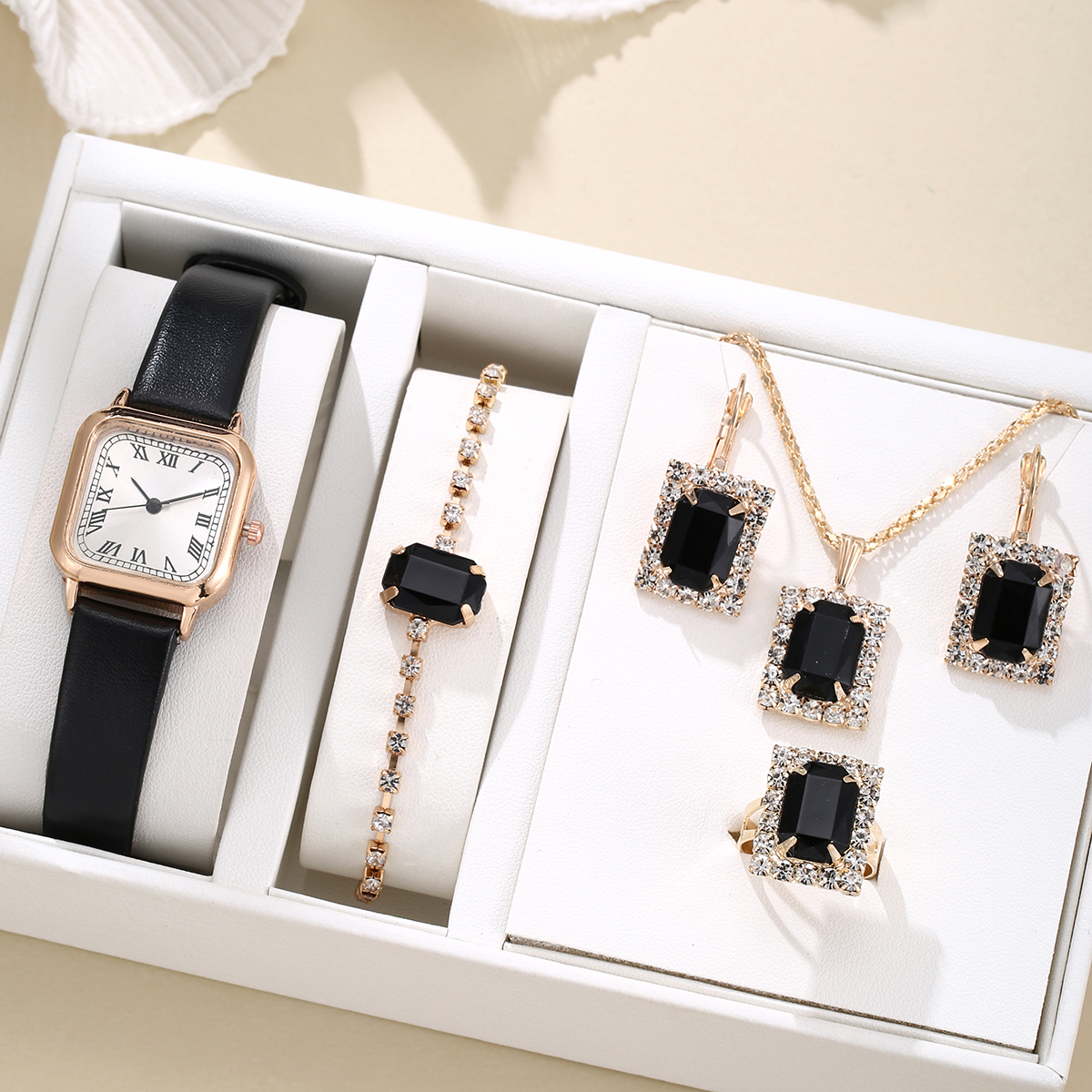 Um relógio feminino fashion combina com tudo com tudo de diamante ...