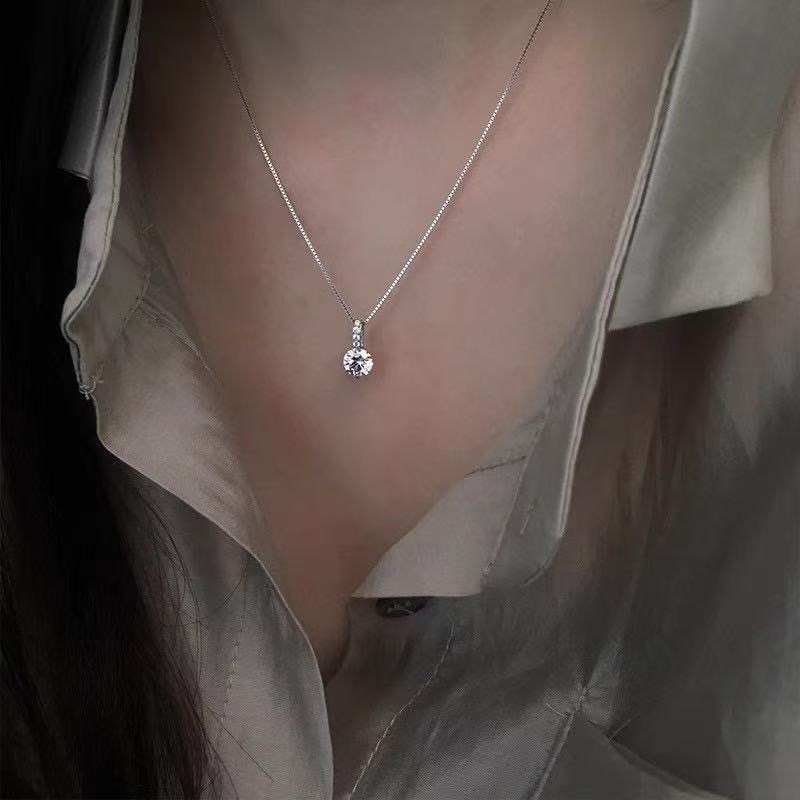 Um colar de zircônia cúbica em forma de diamante para mulheres ...
